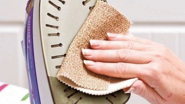 Как очистить утюг от накипи внутри  Легко и просто очистить пригоревший утюг  Как почистить утюг от.