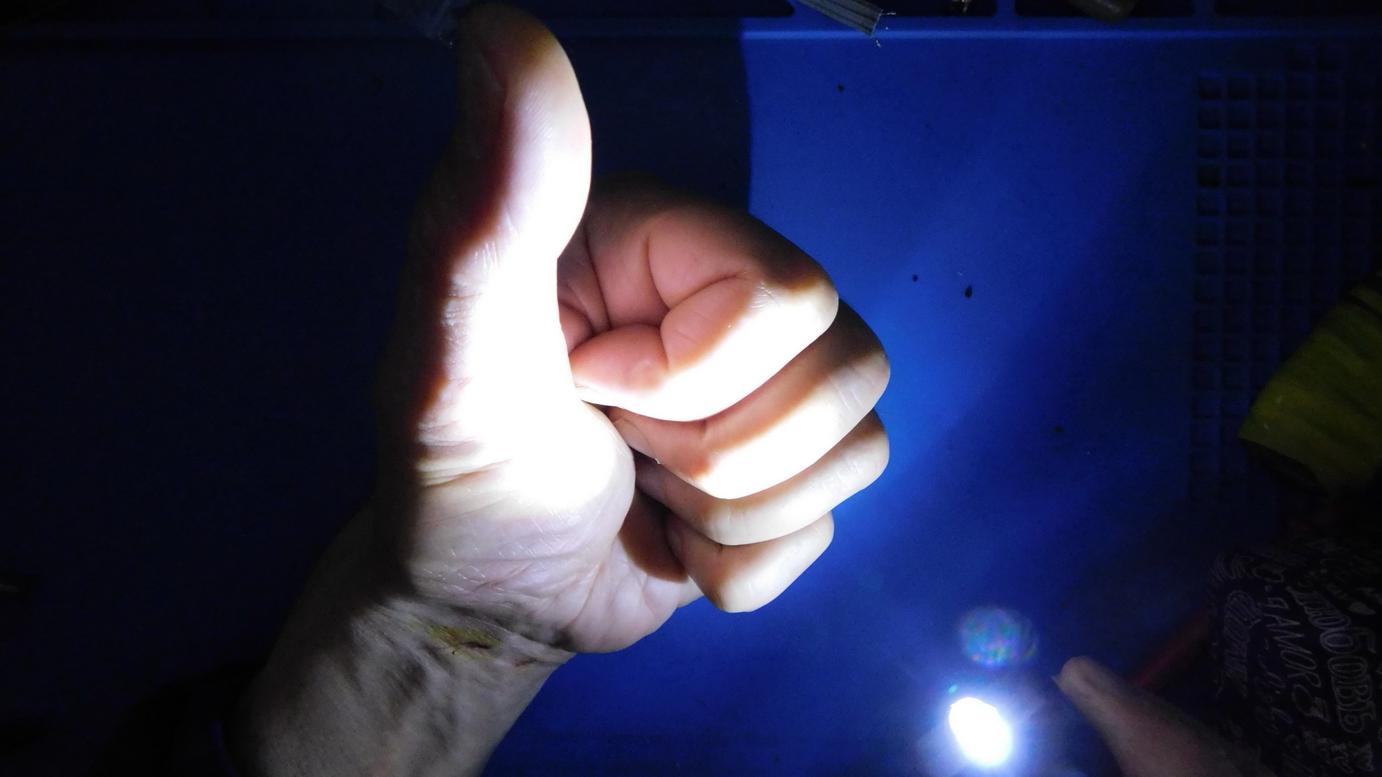 Поделка светодиодный фонарик с питанием от одной пальчиковой батарейки