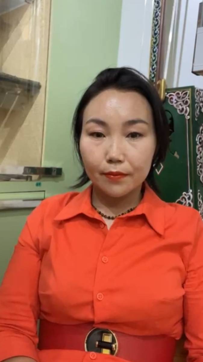 Цэнхэр үст Цэрэн:
Тэргэл Хиатай хөөрөлдөж ил ба далд ертөнцийн тухай асуултууд тавив. …