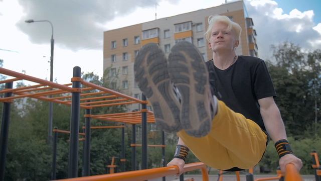 Угол в упоре на брусьях