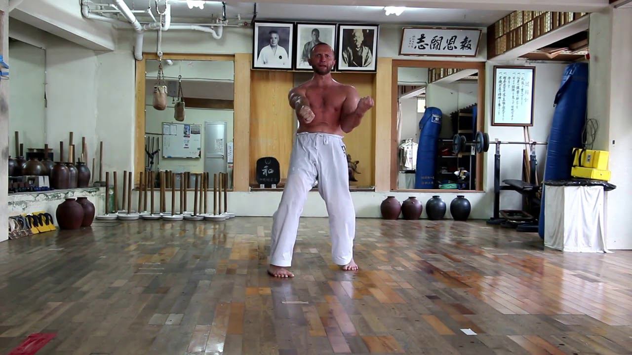 Goju Ryu karate-do. Sensei Aleksandr Grib. Okinawa, Honbu Dojo Goju Ryu. Kata Sanchin.