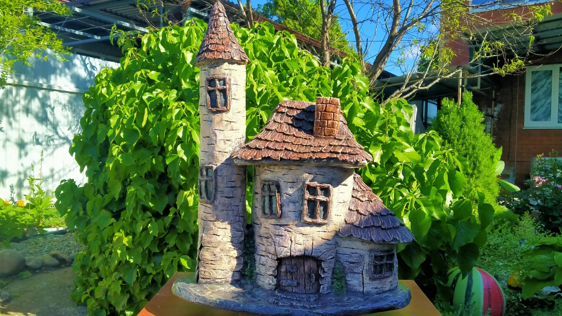 Березовый домик из цемента своими руками