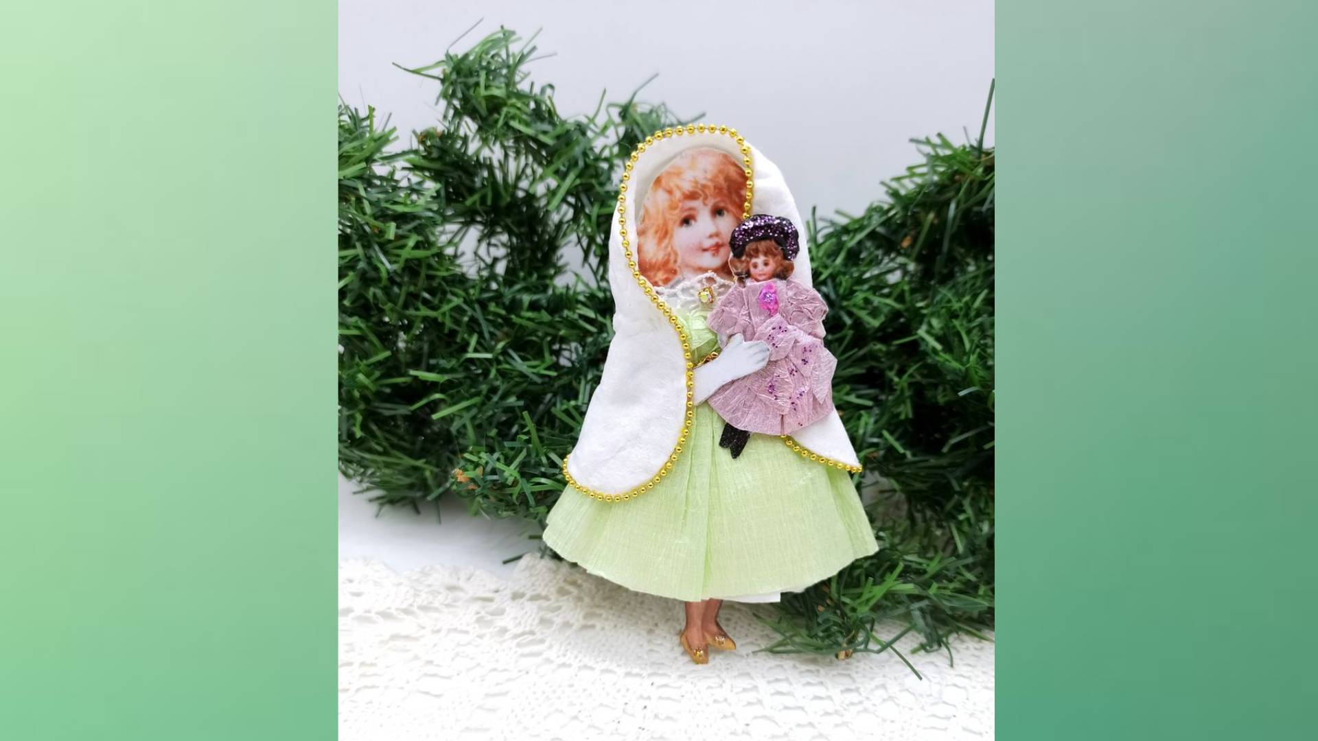 Викторианская елочная игрушка Девочка с куклой