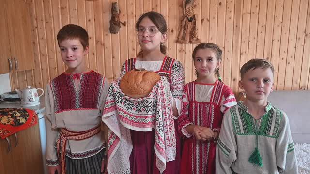 Семьей дорожить - счастливым быть. Русские.