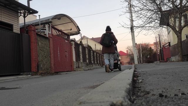 Первая прогулка с тремя детьми в коляске для близнецов