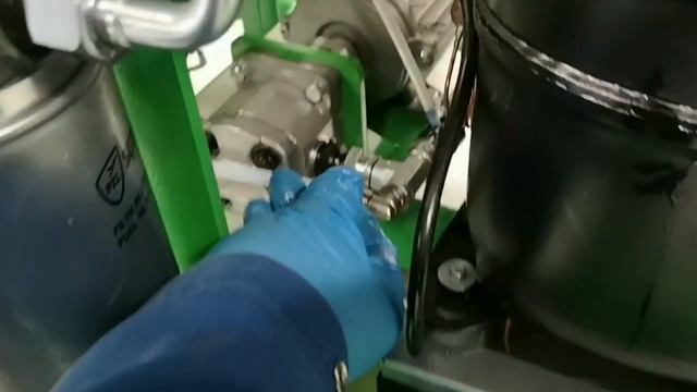 Стенд Cruis. Монтаж гидравлики для системы HEUI.mp4