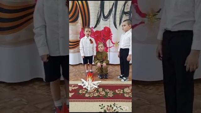 Стихи читают воспитанники средней группы "Капельки"