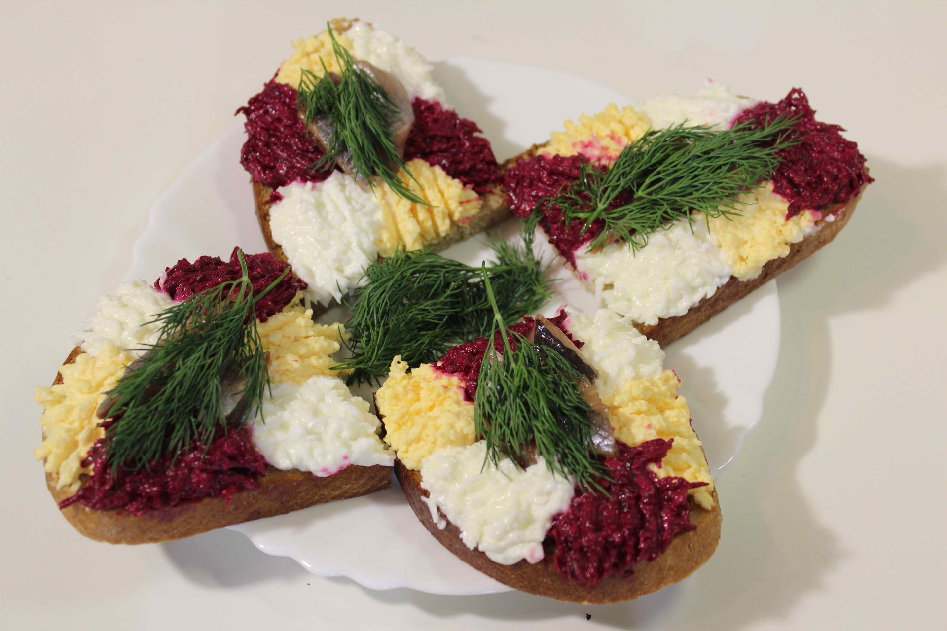 Праздничные бутерброды с селедкой