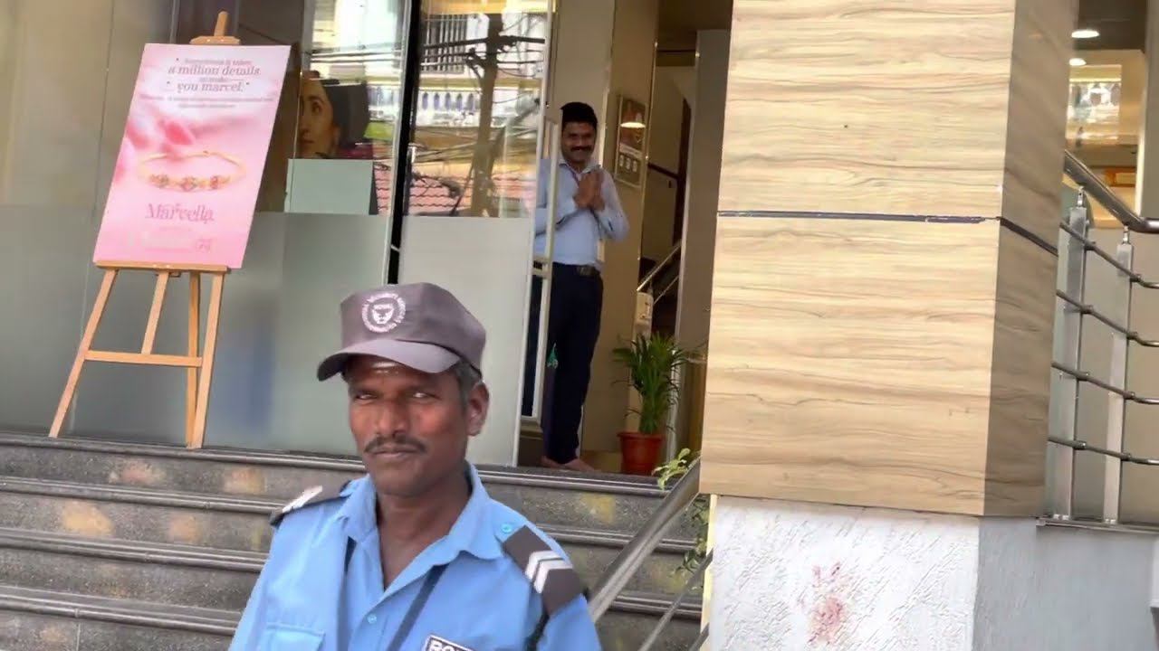 Индия. Как выглядят общие для многих религий древние ведические символы (Янтры) перед большим ТЦ