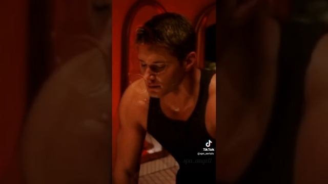 Дженсен Эклз в этом фильме просто шикарный