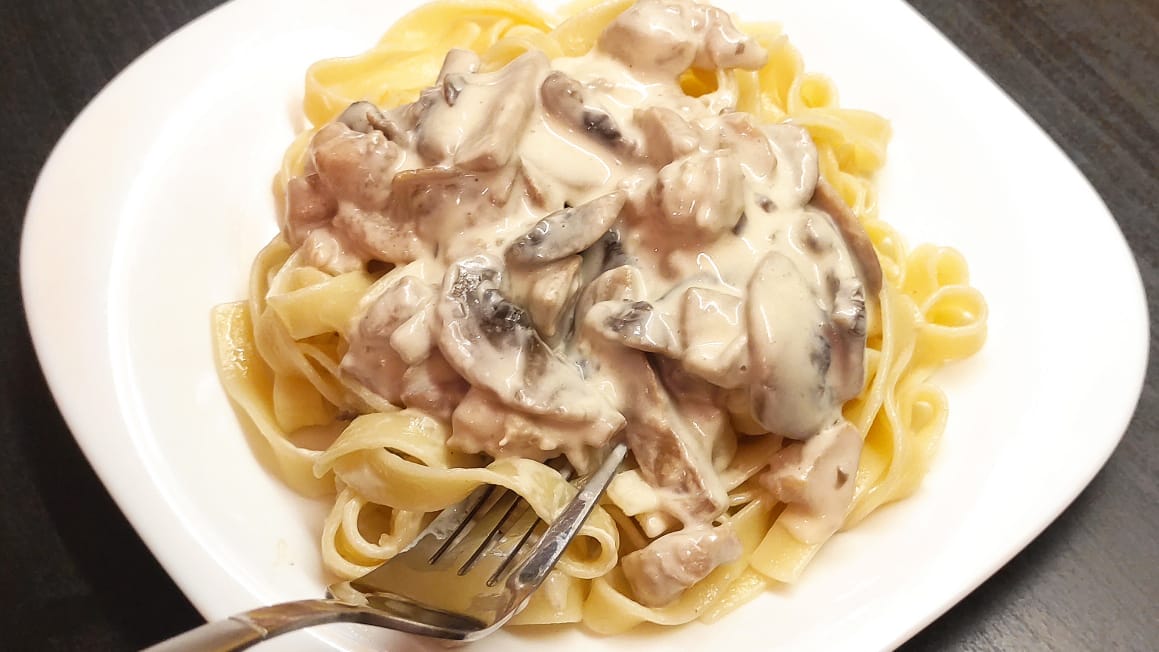 Паста с курицей и шампиньонами в сливочном соусе