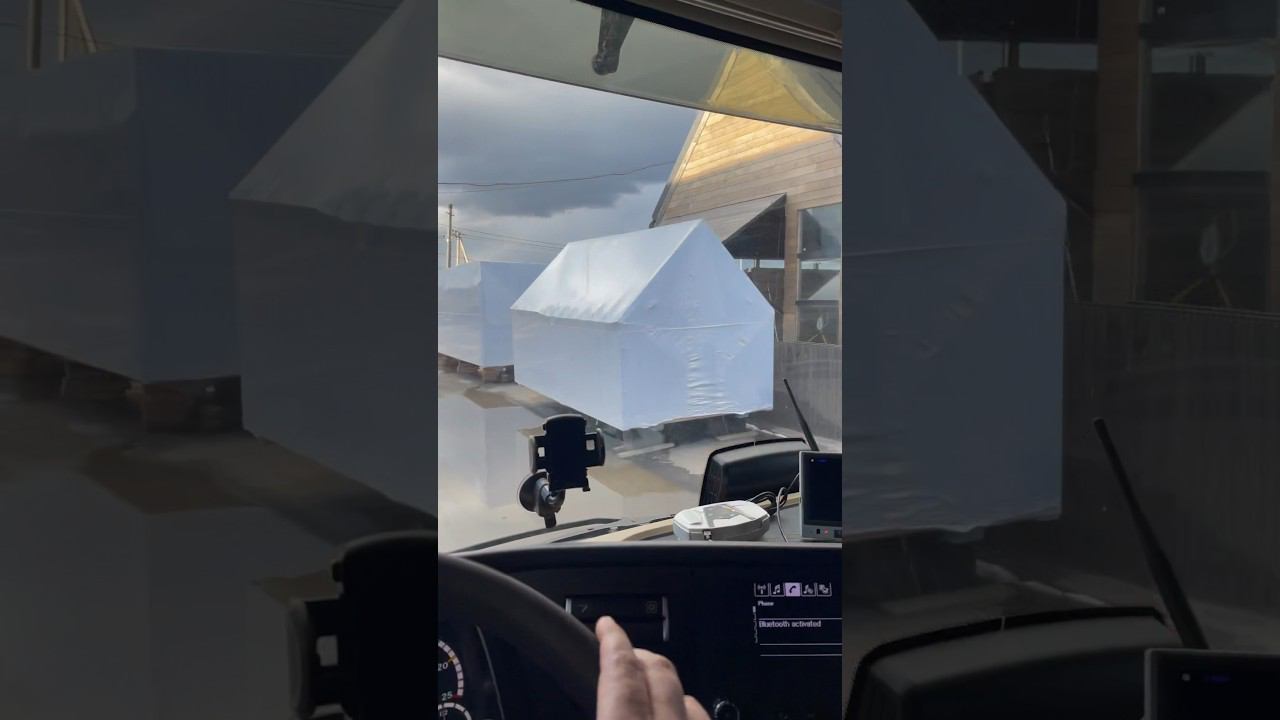 Модульные дома по всей дороге разбросаны