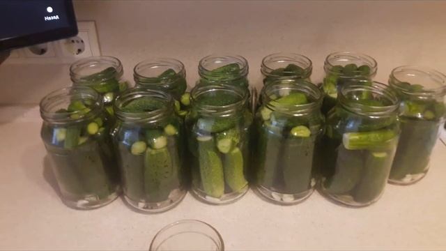 Хрустящие огурцы с кетчупом. Маринованные огурцы..mp4