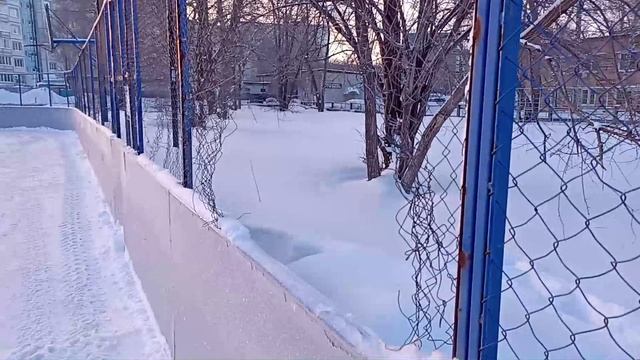 24 01 2024 Жигулёвск  Каток чистят  Значит покатаемся на коньках  Ураааа!!! Хорошо бы лёд выровнять!