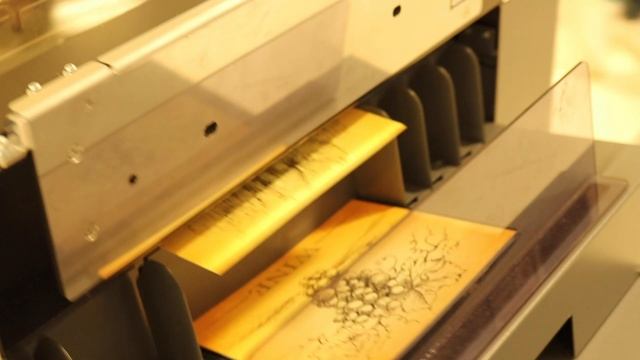 Объемное 3D фольгирование открыток по уф-лаку