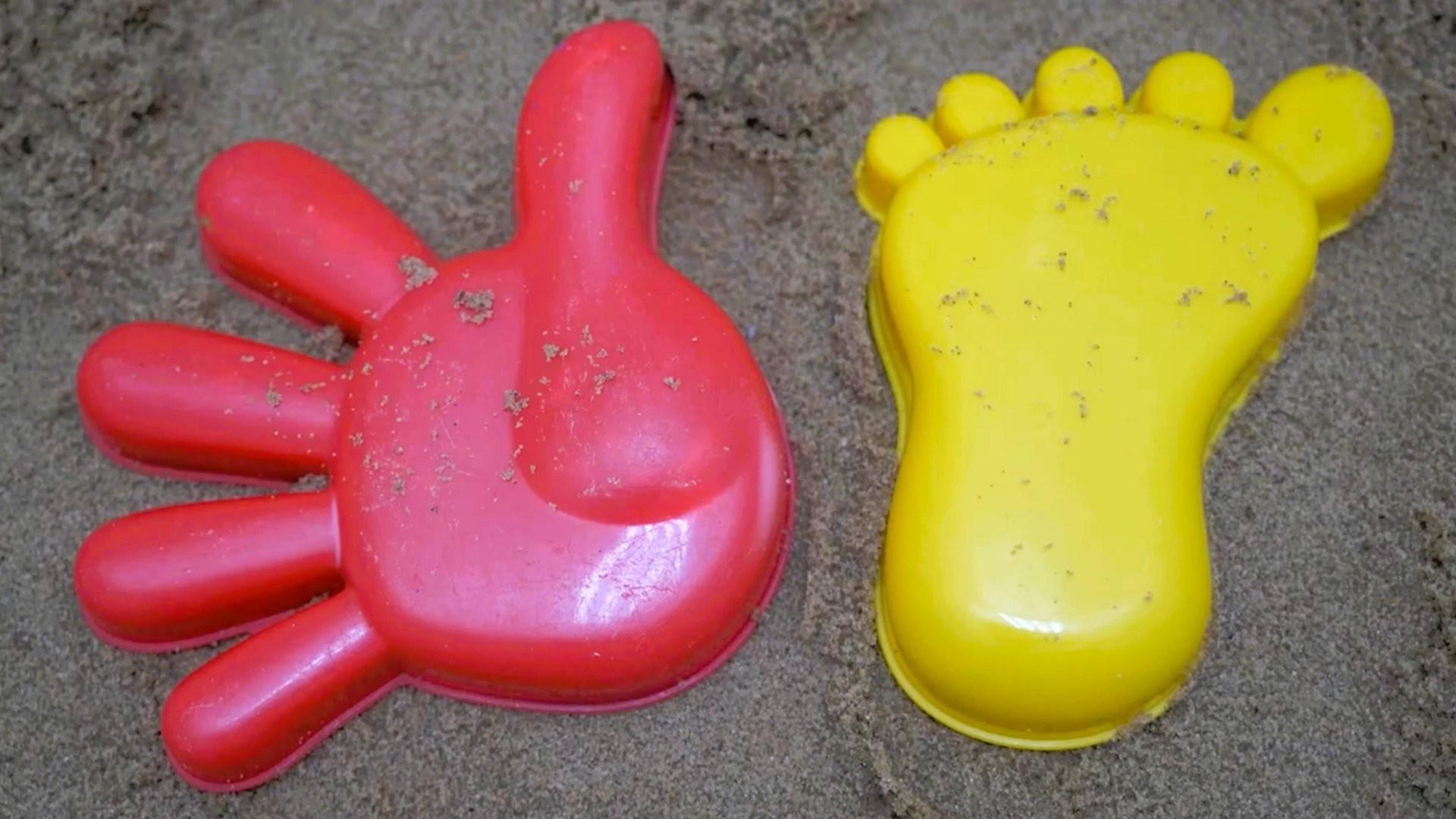 Играем в песочнице с лайками лепим фигурки из песка и слушаем детскую песню