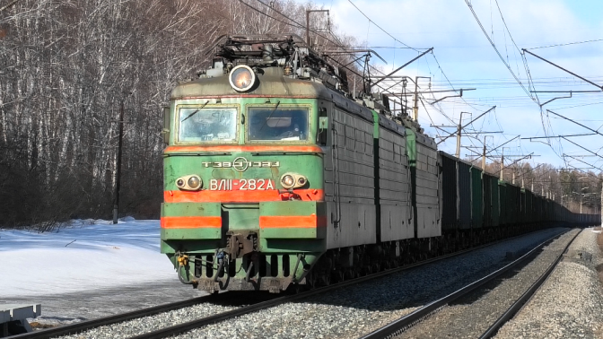 ВЛ11-282 А/280 Б/205 Б с грузовым поездом следует через о.п. 61 км