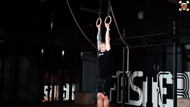 Махи одной ногой к кольцам