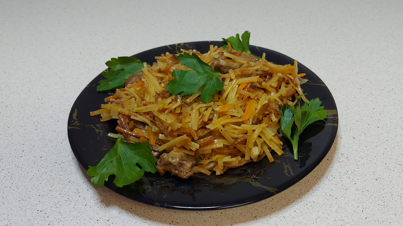 Жареная лапша с печенью на сковороде