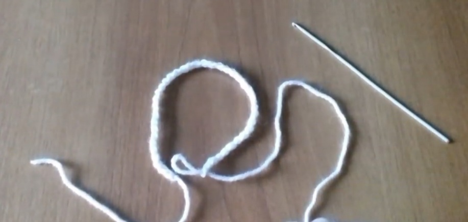 Соединении цепочки из возлушных петель крючком.