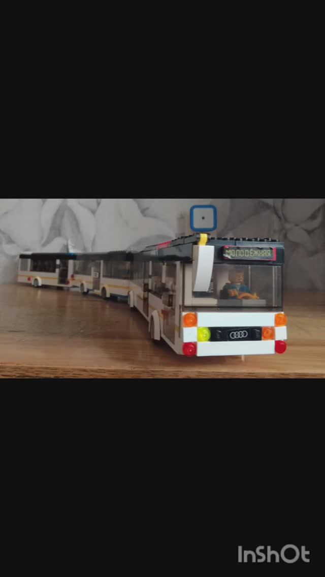 Лего-автобус: Вместительный и маневренный трехсекционный монстр