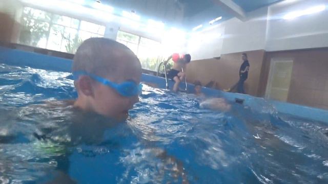 Экстремальные съемки под водой! Дети, живущие в пучине! Обнаружено племя подводных футболистов!