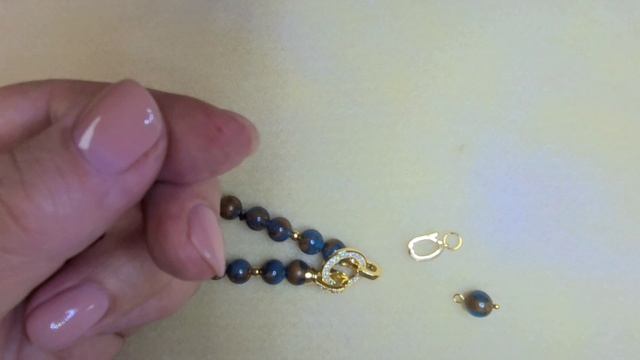 Как собрать подвеску к бусам. Колье из бронзита и яшмы