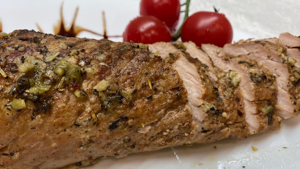 Рецепт - находка! Сочная свиная вырезка запечённая в духовке.