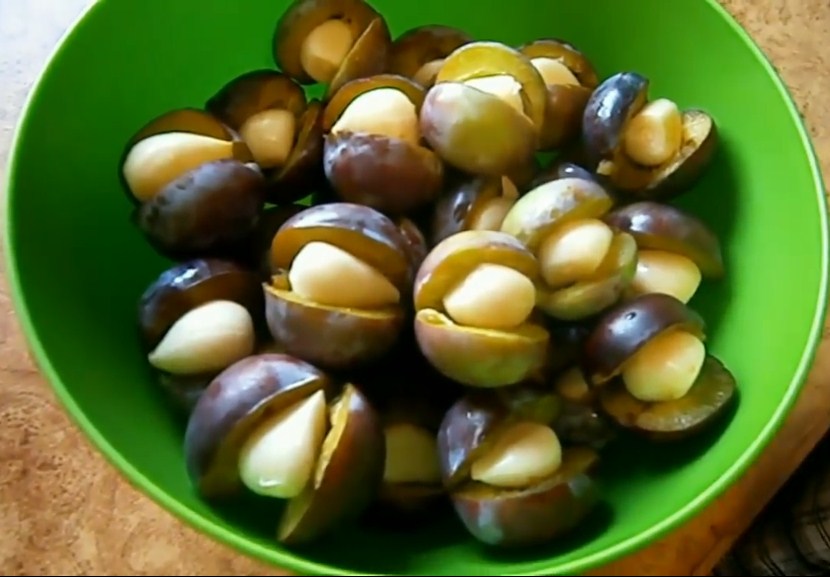 Сливы маринованные на зиму! Ну очень вкусно.