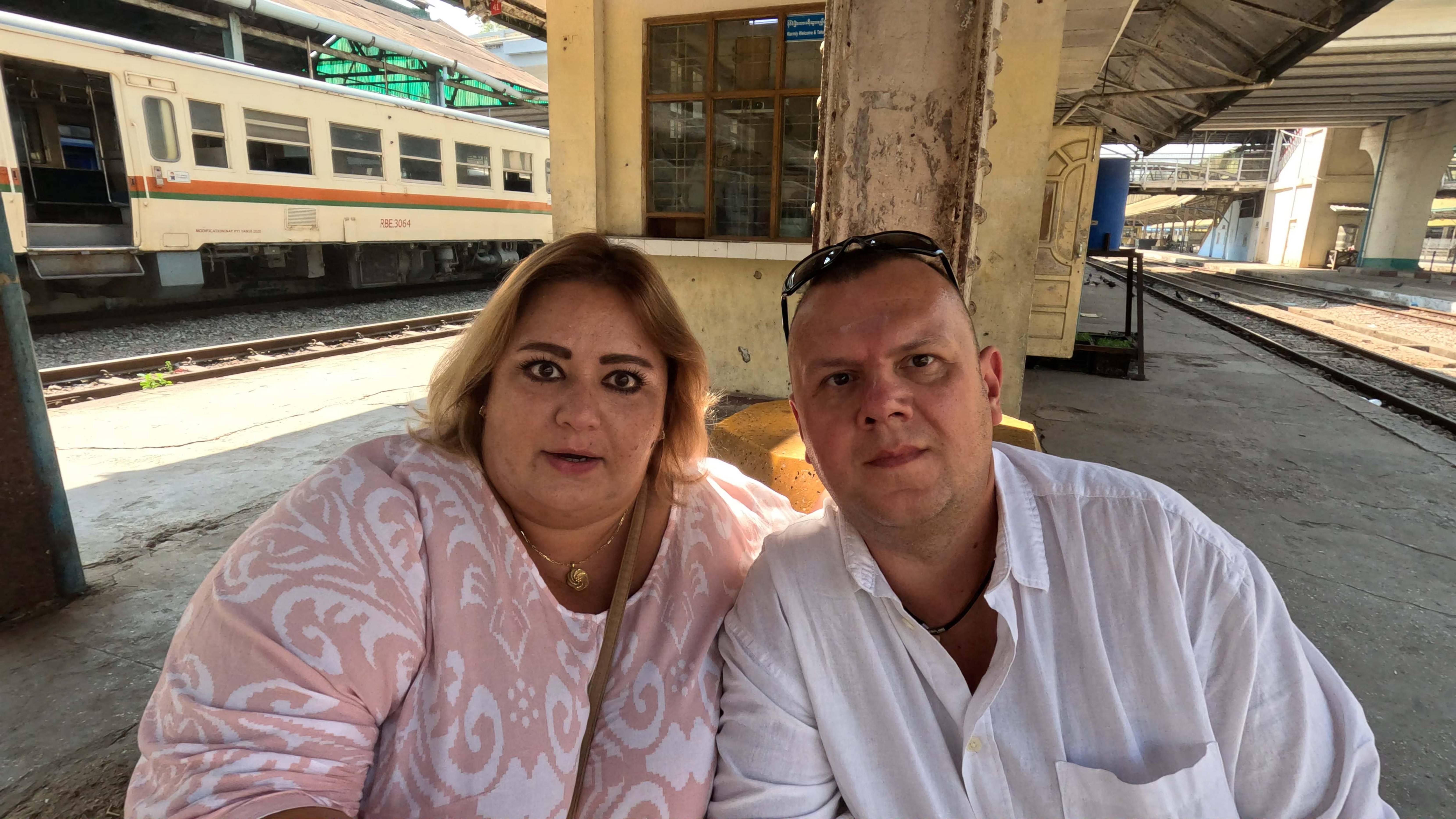 Едем на поезде вокруг Янгона. Полное погружение в местную жизнь.