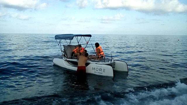 Алушта. Пляж "Море". Запуск катамарана.