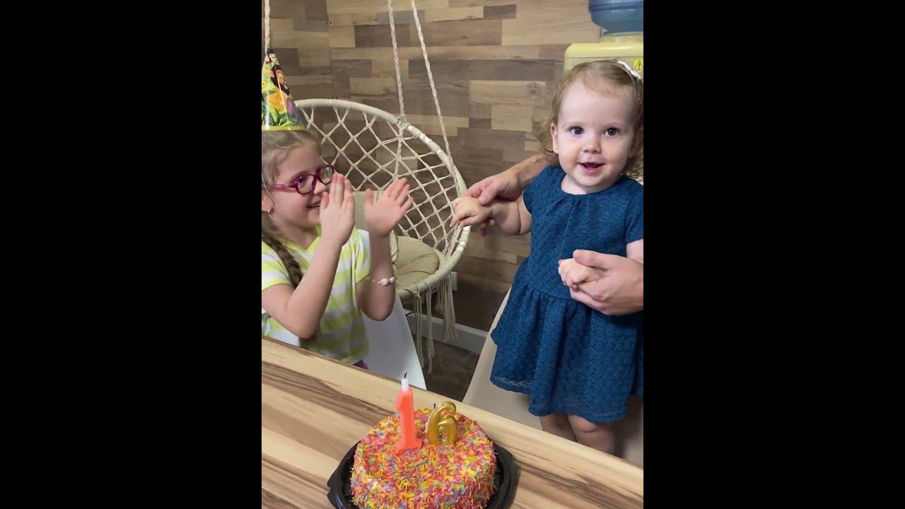 Варваре полтора годика. Пробуем торт