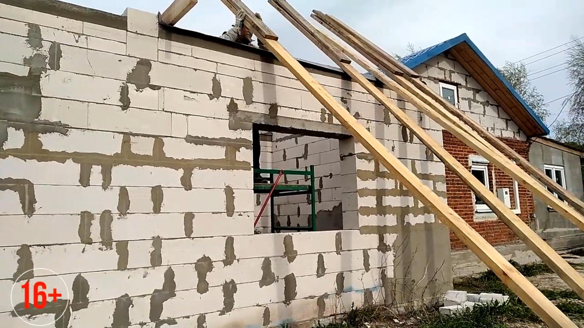 Разобрали потолок в пристройке полностью.