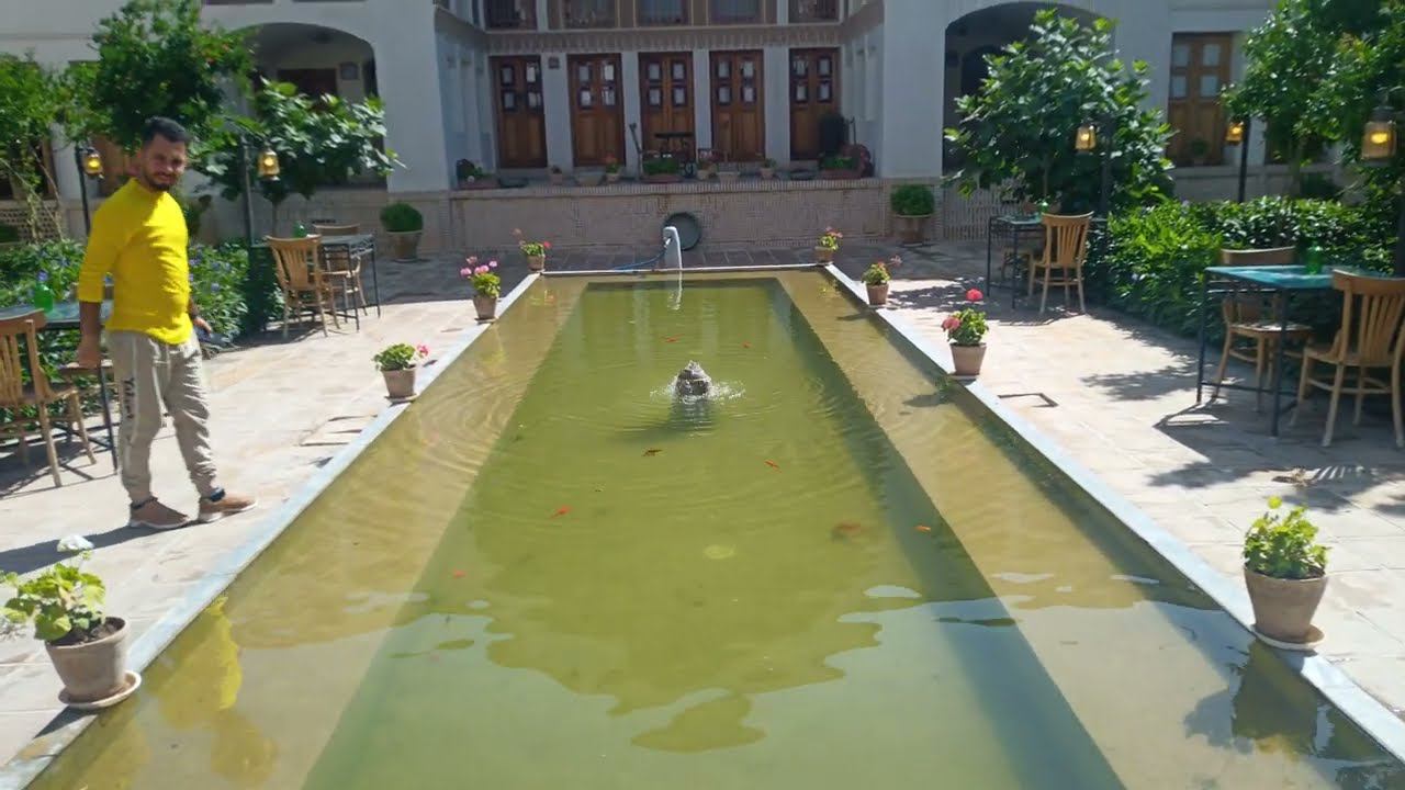 Иран. Кашан. Отель в старинном здании днём