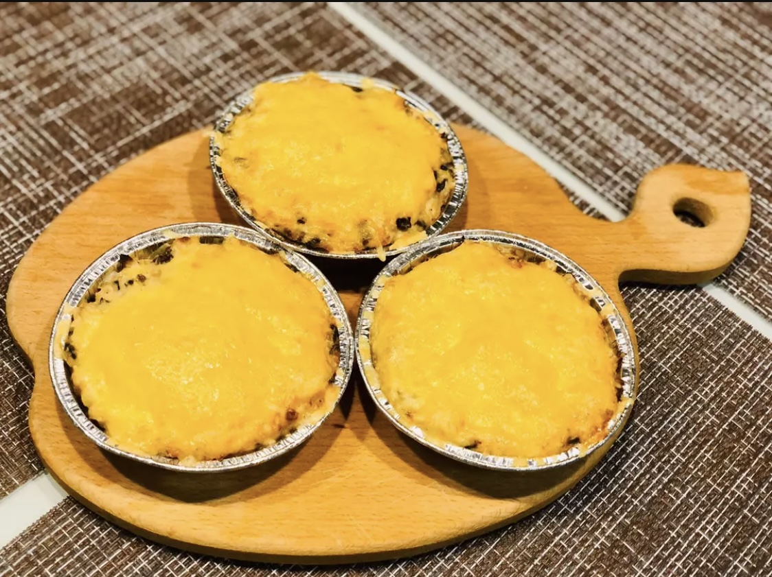 Вкусная и сытная закуска на все праздники, в т.ч. на Новый год. Жульен с курицей и грибами.