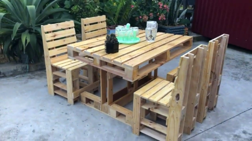 Идеальное сочетание Четырех стульев и Стола из поддонов!