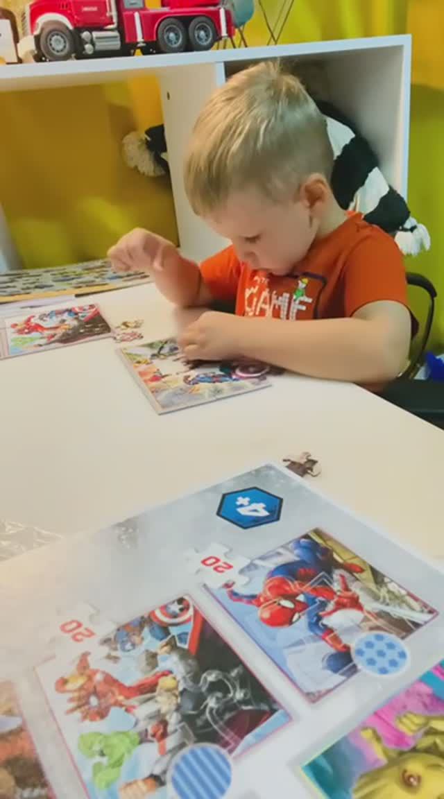 Несколько пазлов Мультики 3 часть Трио)) 
Максим и тетя Луиза собирают пазлы )))