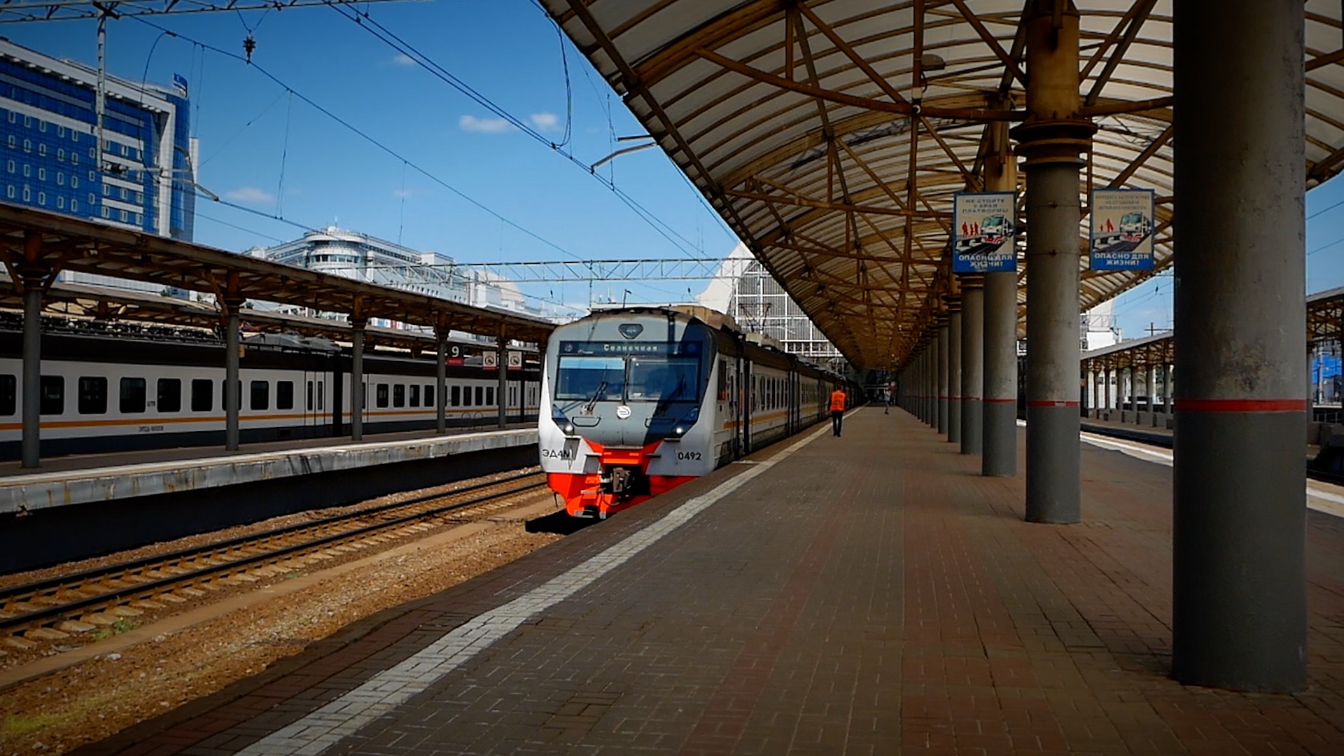 Электричка прибывает на Киевский вокзал Москвы / Из окна поезда