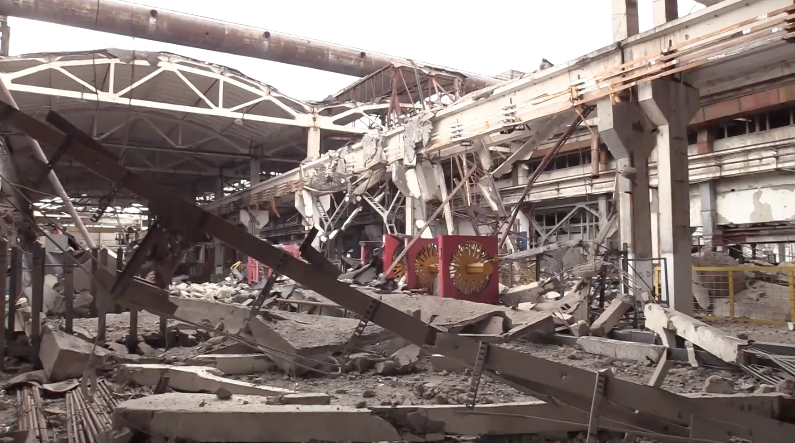 Военные ДНР осмотрели покинутые ВСУ позиции на промзоне "Азовстали"