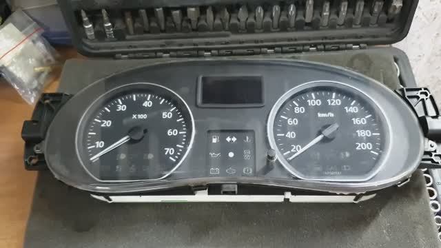 Разбор панели приборов Renault Logan 1, где хранится пробег.