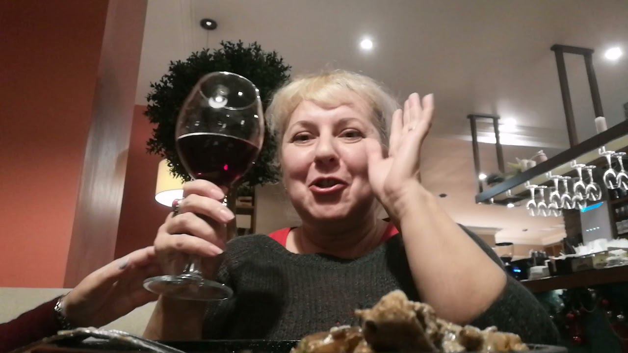 В ресторане после катания на коньках.