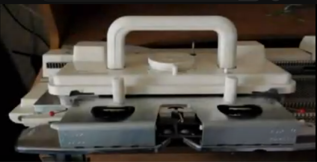 1. Сильвер Рид 280. Основная каретка. Заправляю нить. Набор петель на иглы. Вяжу кулирную гладь.