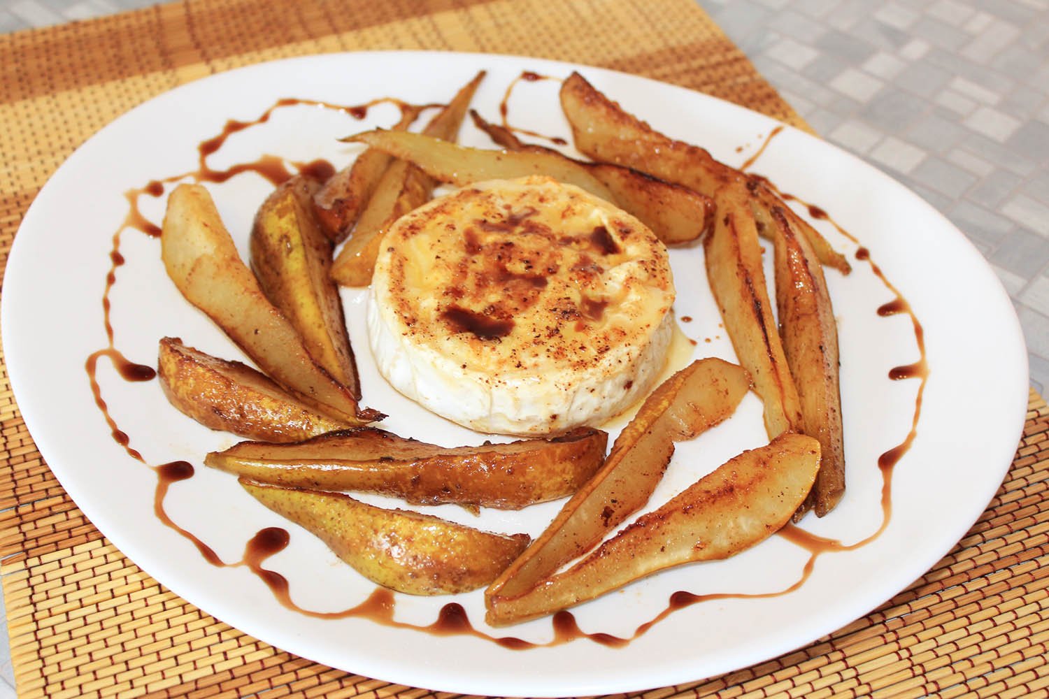 Жареный сыр Камамбер с грушами