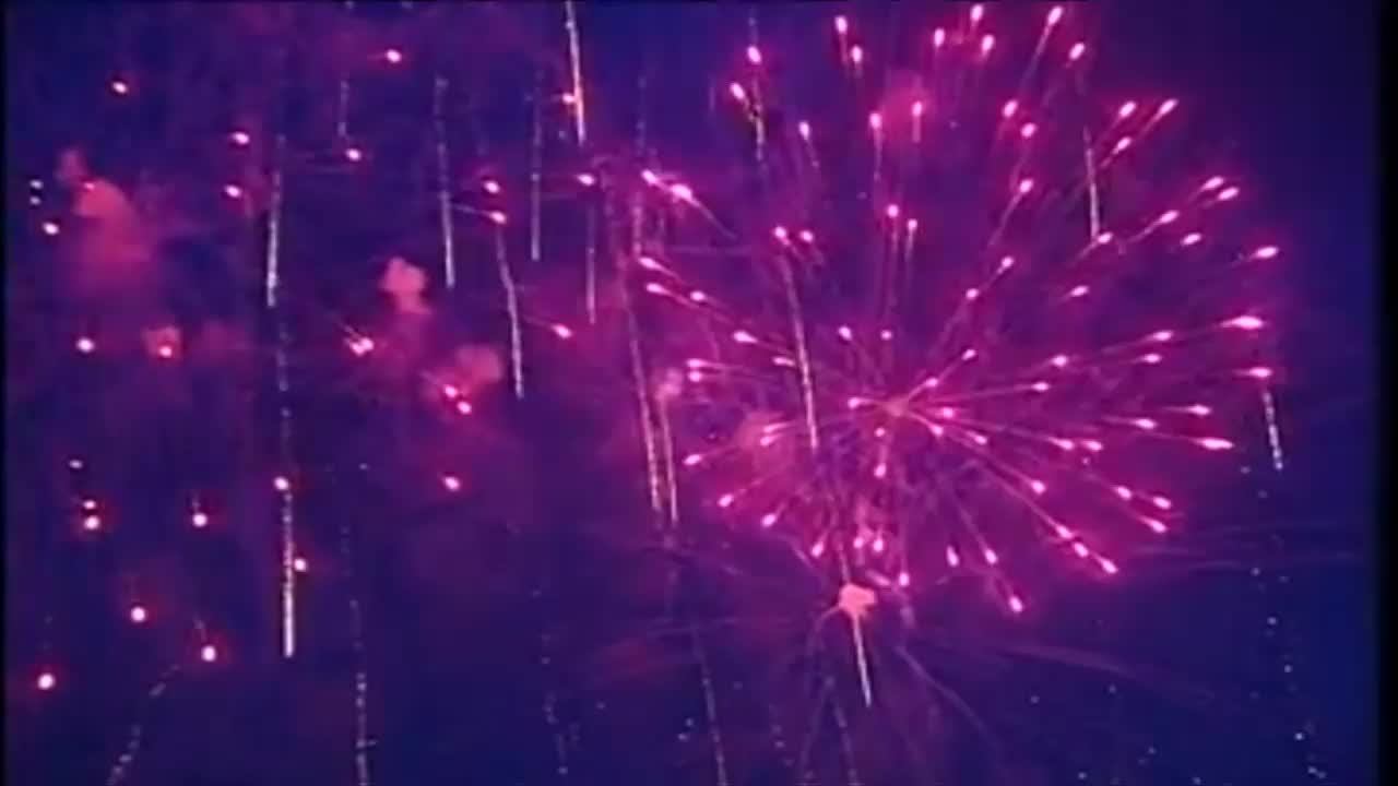 Праздничный салют в честь Дня России в прямом эфире - Москва 24