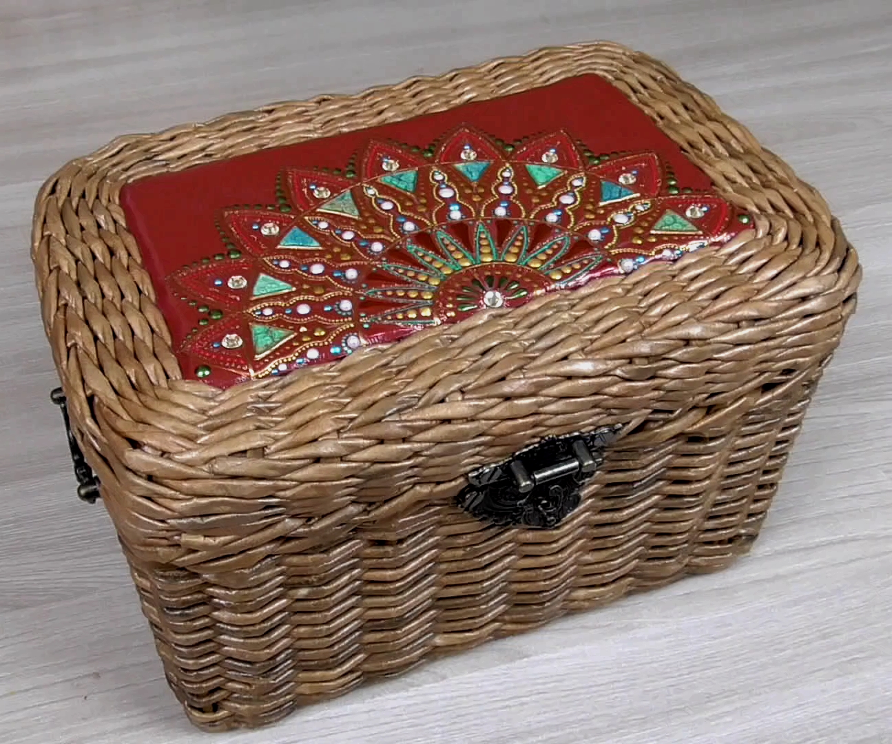 Сундучок из газетных трубочек. Точечная роспись