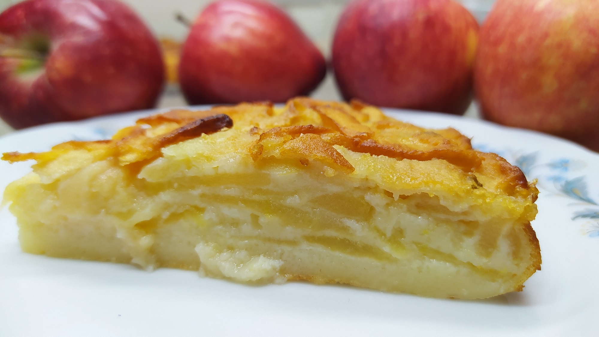 Яблочный пирог в котором много яблок. Яблок больше чем теста