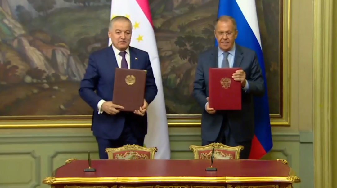 Подписание официальных документов Лаврова и Сироджиддина Мухриддина