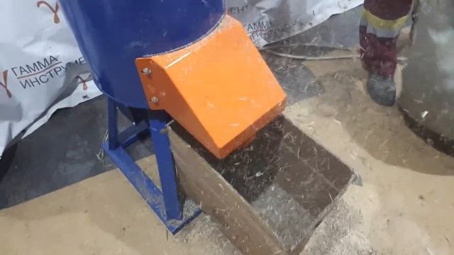 Дробилка измельчение сена МИ-500 дробление на сетке 10мм.mp4