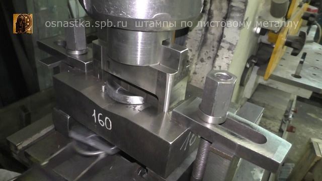 Обрубка фланца на пресс ножницах.