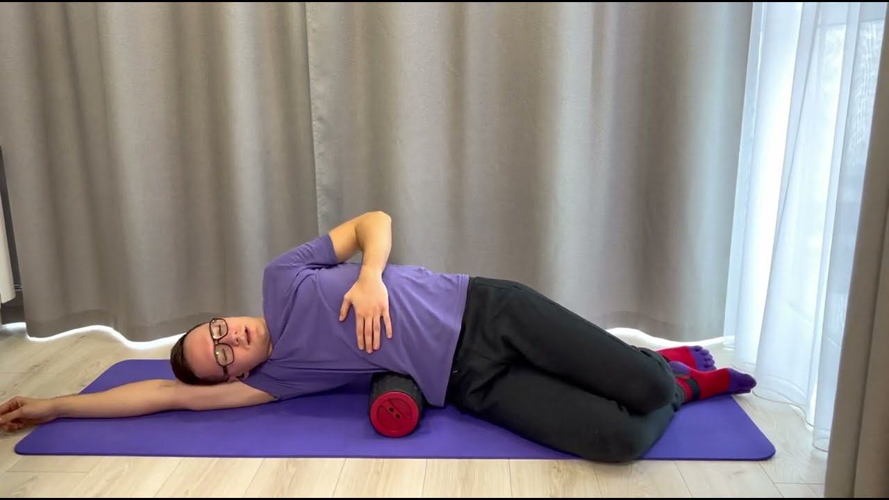 Упражнения на роллере при дискомфорте между лопатками